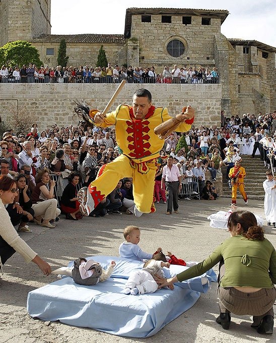 The Spanish Baby Jumping Festival of El Colacho | Amusing Planet